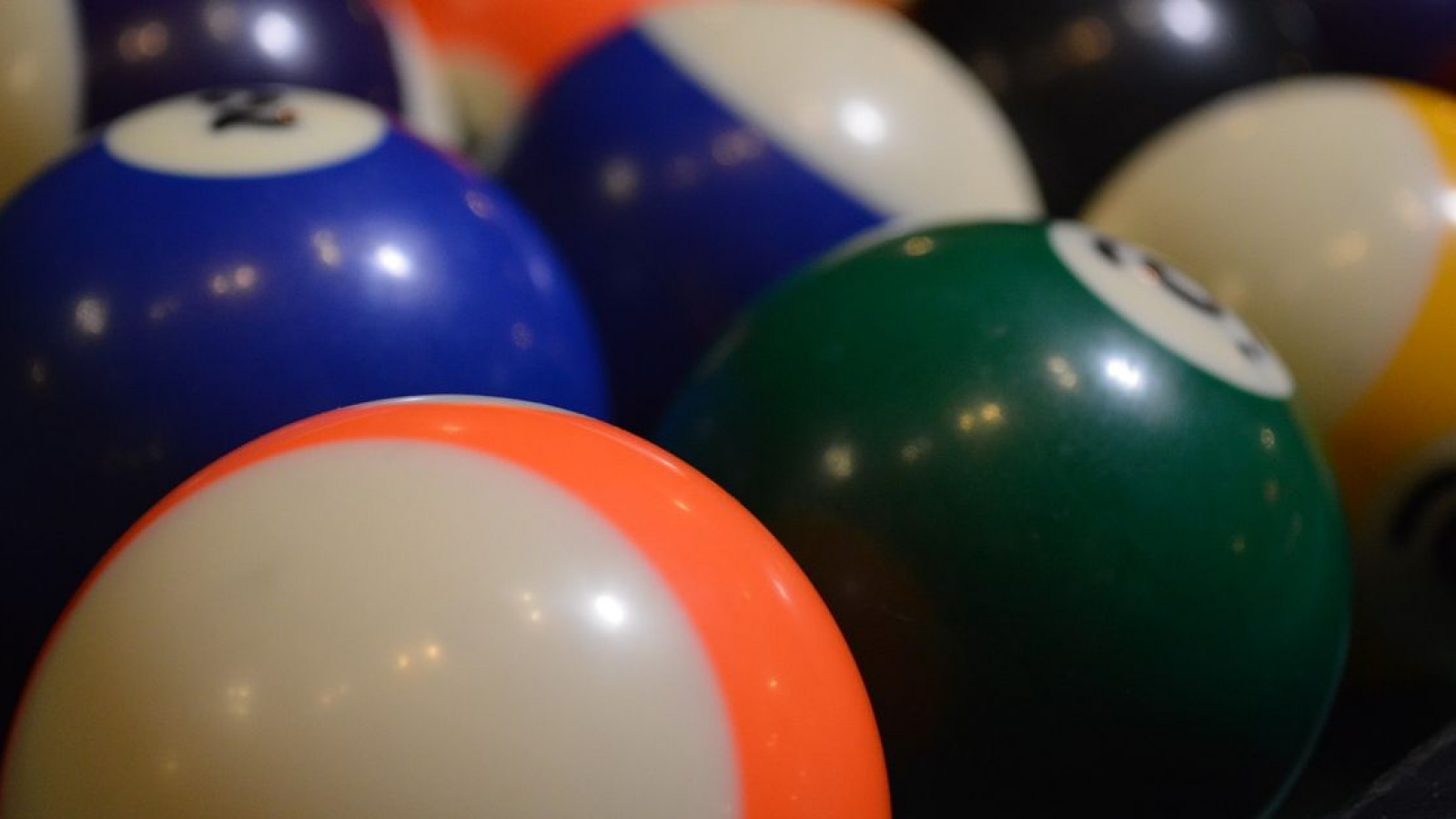 Math teacher writes teaching materials for pool billiards | De Algemene ...